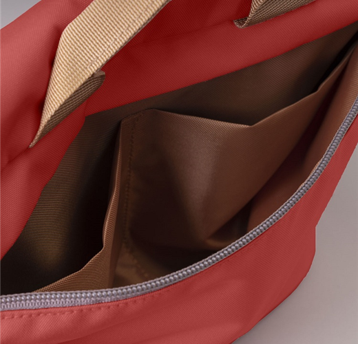 KASEN 輕旅戶外側背包／石榴紅【hellolulu】- TAAZE 讀冊生活